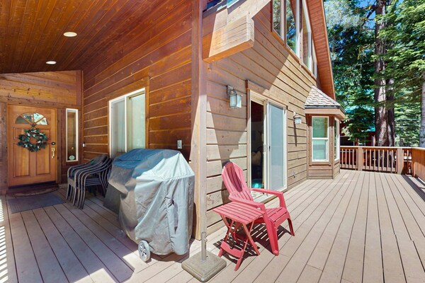 Cozy Family-friendly Home With Wood-burning Fireplace, Loft, Desk, & Pool Access - Lake Tahoe