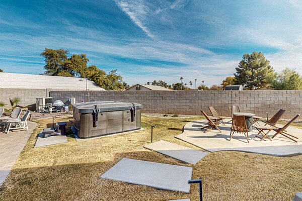Charming Chandler Retreat With Pool, Guest House & Fun! - Mesa, AZ