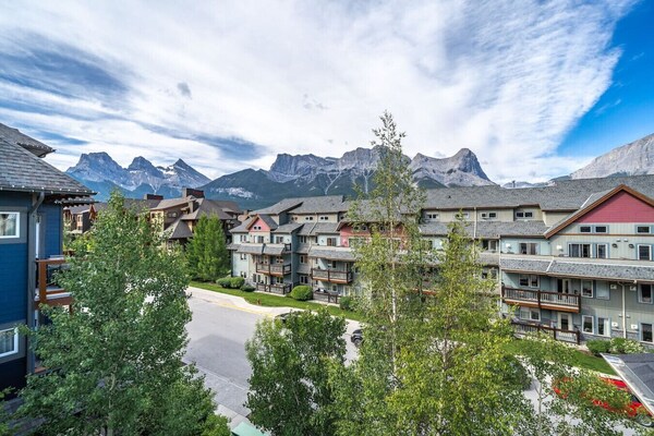 Mountain View Retreat: Elegant 3br Condo W/gym - Canmore