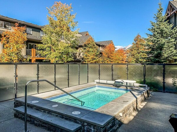 Lovely 3-br Condo W/hot Tub At The Edge Of Canmore - Canmore
