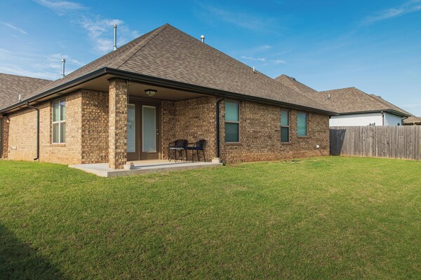 Charming 3-bedroom House In Yukon With Indoor Fire Place - Lake Overholser, OK