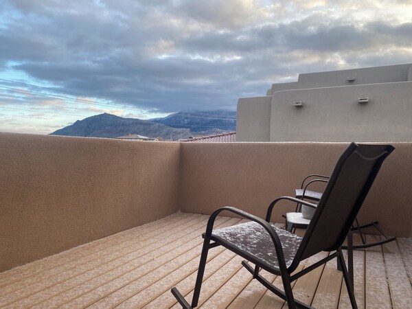 Abq Retreat-pool, Hot Tub, Mountain Views, Three King Beds! Sleeps 12! - Albuquerque, NM