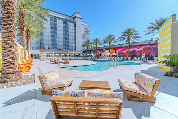 Oyo Las Vegas Hotel, Standard Two Double, Onsite Entertainment - Bellagio