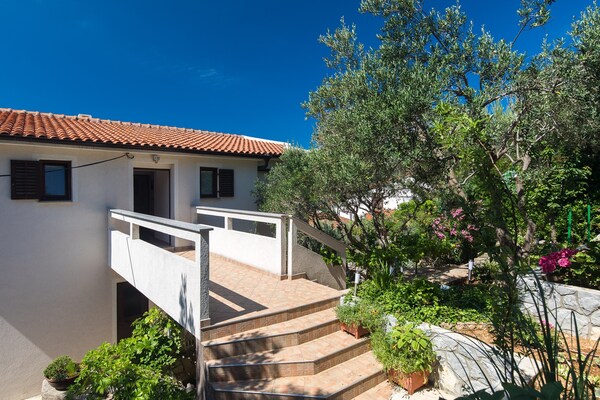 1-zimmer-ferienwohnung Mit Terrasse Und Meerblick Baska, Krk (A-23918-a) - Baška