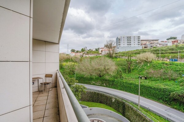 Hostwise - Elegant Riverfront Flat | Pool And Sports - Gondomar