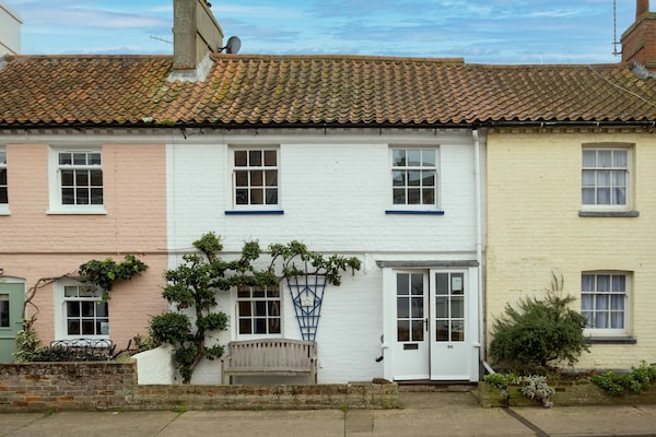 Emeny Cottage - 96 High St - Sleeps 5 Guests  In 3 Bedrooms - Aldeburgh