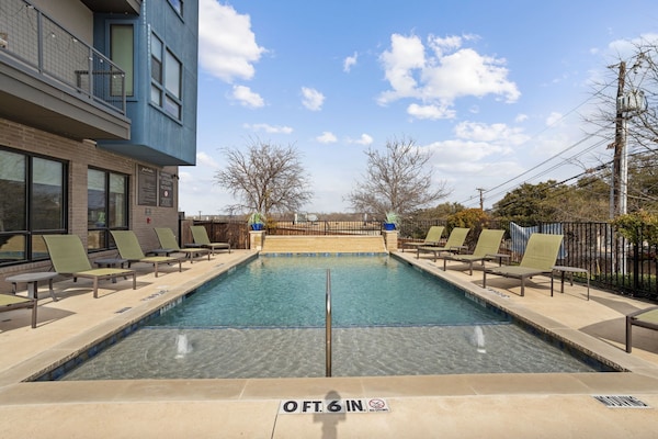White Rock Lakewood Hideaway | Pet-friendly & Pool - Garland, TX