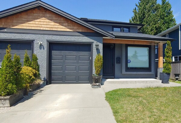 Luxury 4-bedroom/2.5bath House, In Quiet Burnaby, Close To Buses/metro. - Burnaby