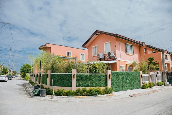 Charming Love, Lourdes Villa 2-bedroom House With Jacuzzi, Sauna, Wifi, Ac &More - Manila