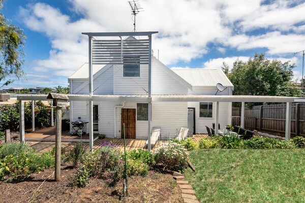 Marlin House - Pet Friendly - Sleeps 8 - Ocean Grove