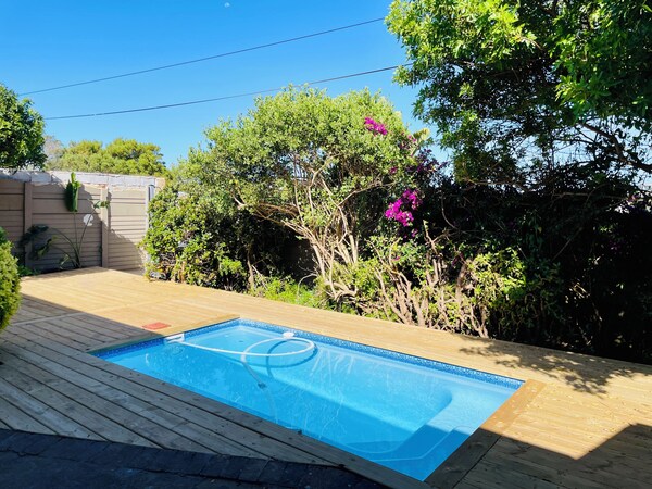 Sandy Fingers: Chic Coastal Retreat With Pool, 500m From Plettenberg Bay Beach - Plettenberg Bay