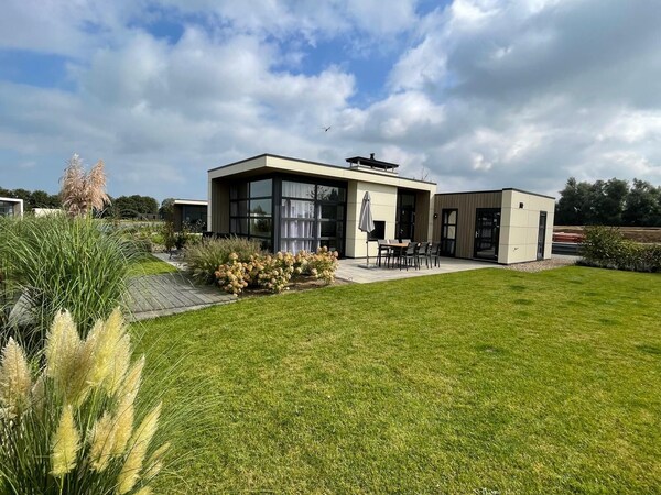 "Luxurious Chalet Waterlijn: Your Dream Vacation On The Ijssel!" - Doesburg
