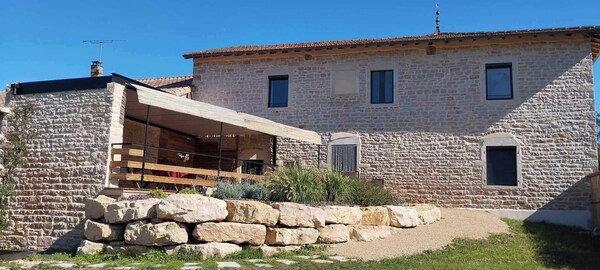 À 5 Min De Pont De Vaux,gîte De 15 Personnes  Avec Billards, Terrain De Pétanque - Tournus