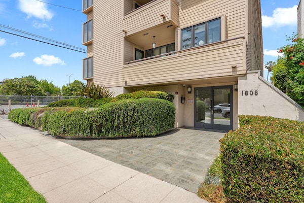 Stylish Westwood Condo | Near Ucla & Century City - Universal Studios Hollywood, Universal City