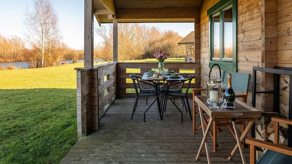 Iris Lodge - Sleeps 4 Guests  In 2 Bedrooms - Somerford Keynes