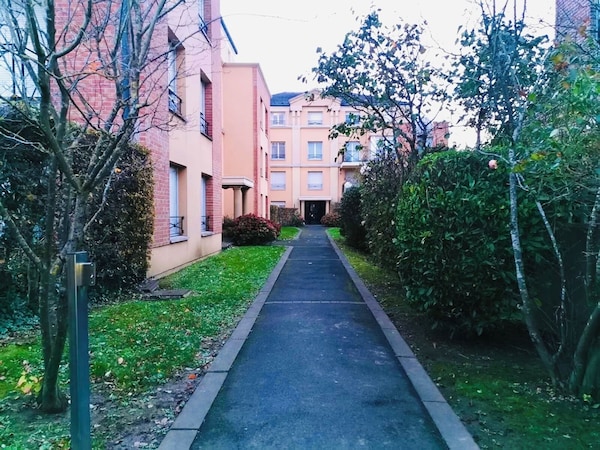 Appartement Très Lumineux De 54 M² Avec Une Terrasse De Toit De 44 M² . - Valenciennes