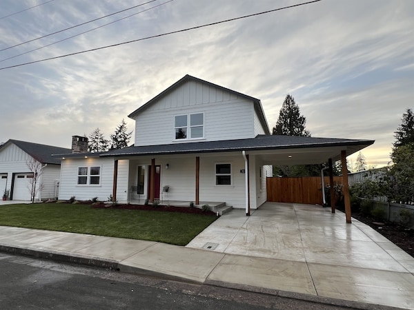 Spacious 5 Bedroom Wine Country Retreat & Hot Tub - McMinnville, OR