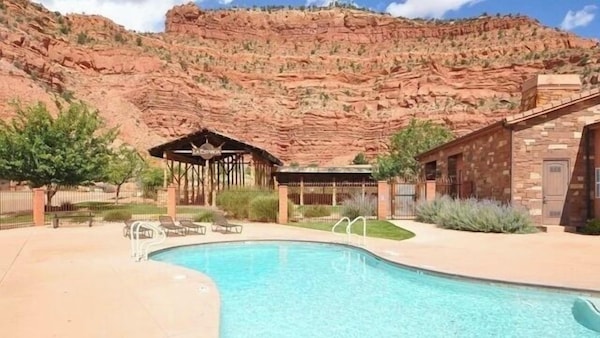 Scenic Escape In Kanab | Pet-friendly | Community Pool & Hot Tub - Kanab, UT