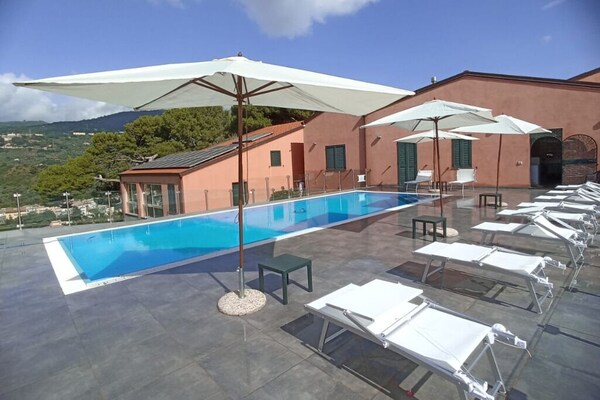 Seaside Residence With Aeolian Islands View  Pool, Gym & Wifi  Apt Panarea - Patti