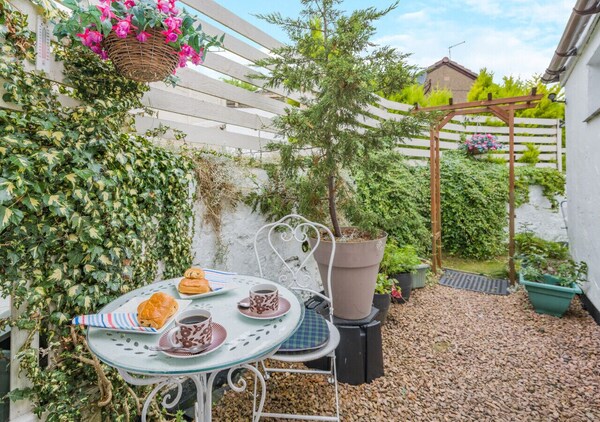 Malt Barn Cottage - One Bedroom House, Sleeps 2 - Falkland Palace & Garden