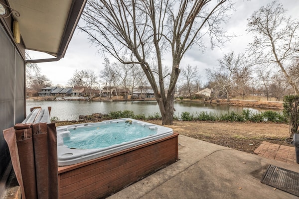 4br Retreat W/ King Bed, Hot Tub & Prime Location - Owasso, OK