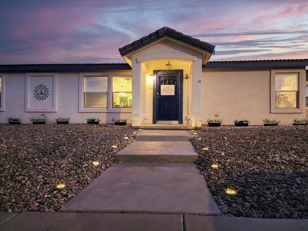 Large Estate/3 Kings/2 Private Yards/grill/2 Fire Pits/games/3 Boat Parking/dogs - Page, AZ