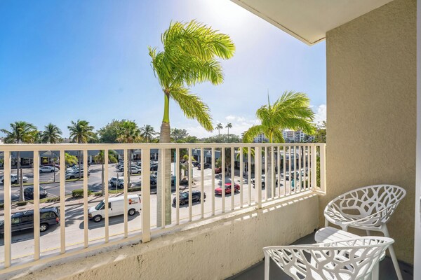 Walking Distance To The Beach -10 Min Drive To Delray - Pet Friendly Condo - Boynton Beach, FL