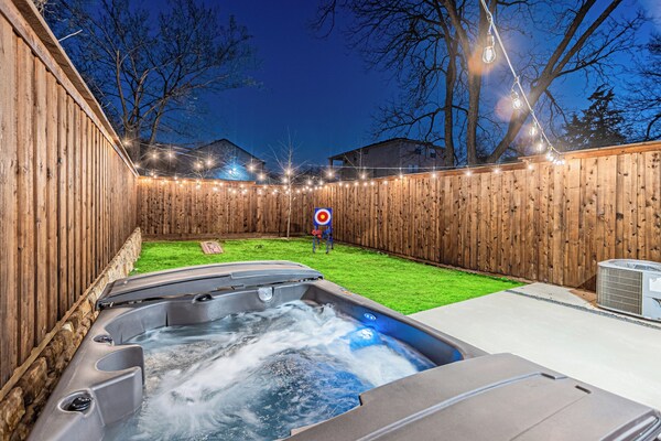 Oak Lawn Luxury Stay  - Hot Tub & Arcade Near Downtown Dallas - Irving, TX