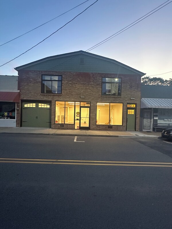 Charming 2-bedroom Apartment Located On Main Street In The Heart Of Catawba Co. - Hickory, NC