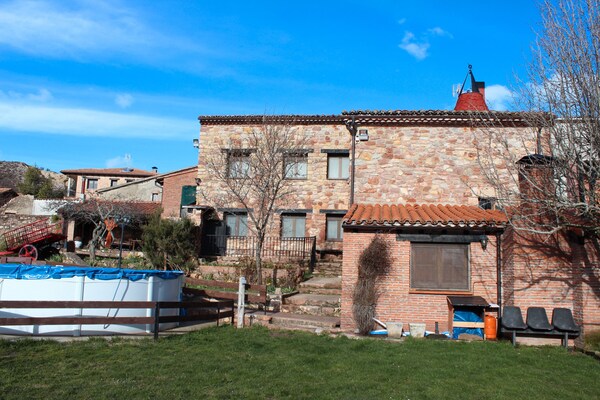 Casa Rural 'La Chimenea De Soria I I' Con Vistas A La Montaña, Piscina Compartida Y Wi-fi - San Leonardo de Yagüe
