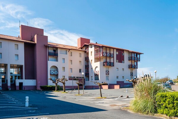 Comfortable Getaway In Hossegor: Point D'or Apartment  Just Steps From The Beach And Shared Pool - Soustons