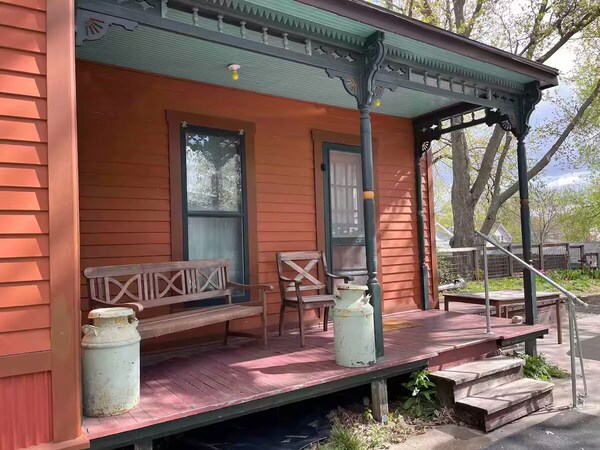 Restored Victorian, Walk & Bike - Des Moines, IA