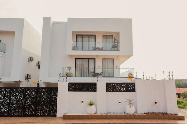 Spacious 4-bedroom Villa With Private Pool - Kumasi