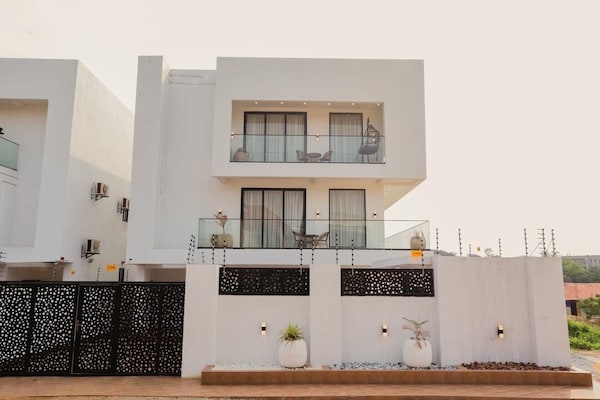Spacious 4-bedroom Villa With Private Pool - Kumasi