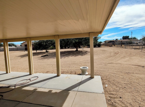 Charming 3-bedroom House With Wifi And Ac In Hesperia - Hesperia, CA
