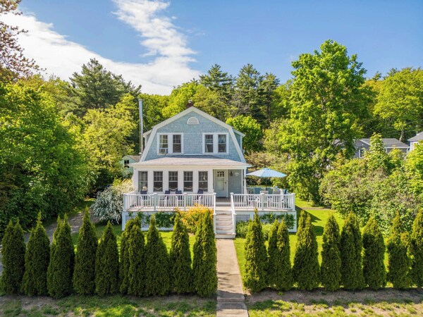 10-min Walk To Beach | Huge Deck | Near Downtown - York