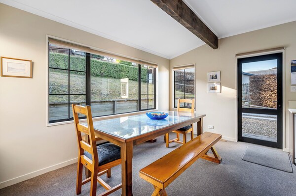 Criffel Peak Cottage, Quiet Location, Only 10 Min Walk Into Wanaka Town Centre - Wanaka