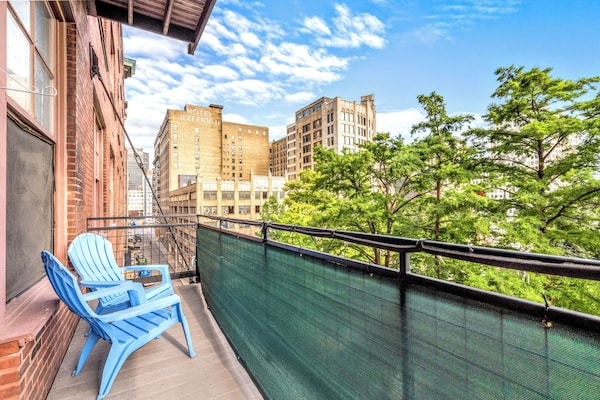 3 Bed Dwtn Loft-theater Seating & 100" Projector-w/d - St. Louis, MO