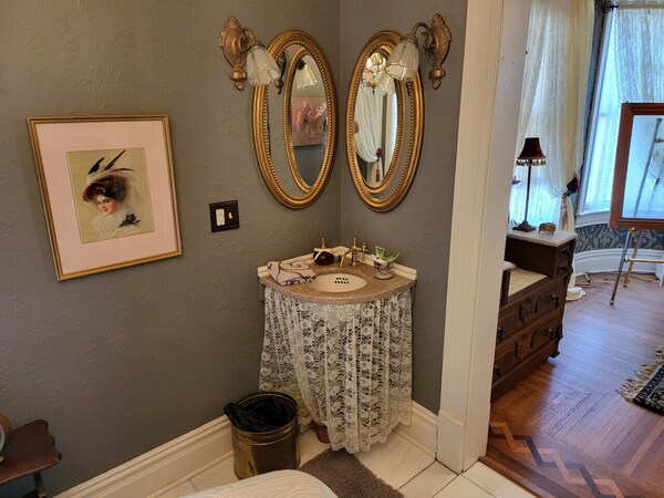 Traveling Professionals Welcome At The Lincoln Suite At The Prairieolm - Decatur, IL