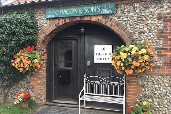 Wonderful Converted Smithy, Packed With Original Features. Sleeping 3 With Parking & Woodburner - Wells-next-the-Sea