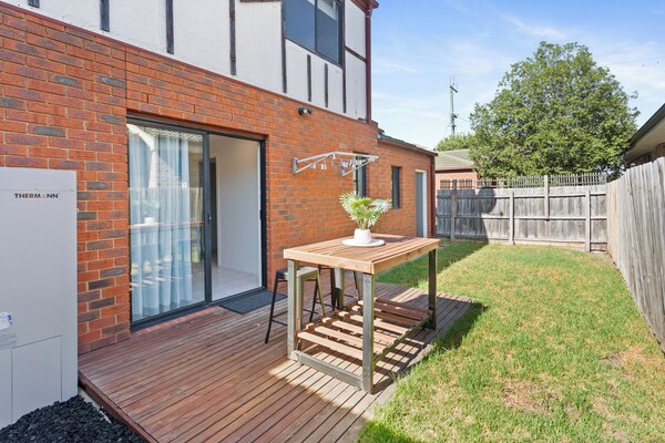 Tullamarine Landing By Ready Set Stay - St Albans