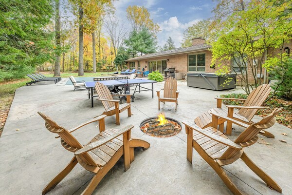Lakeside Home With Pool & Hot Tub! Close To Beach! - Three Oaks, MI