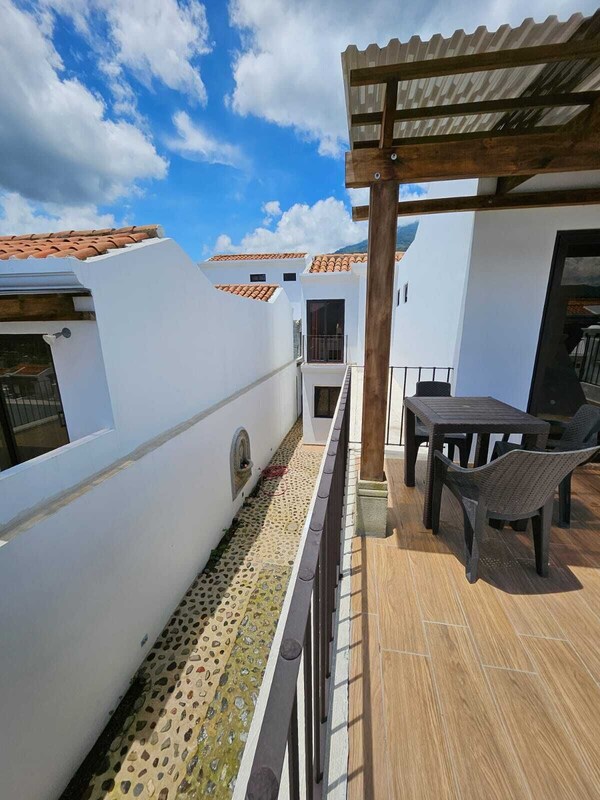 Spacious 4-bedroom Townhome In Peaceful San Pedro Las Huertas With Wifi - Santa Maria de Jesús