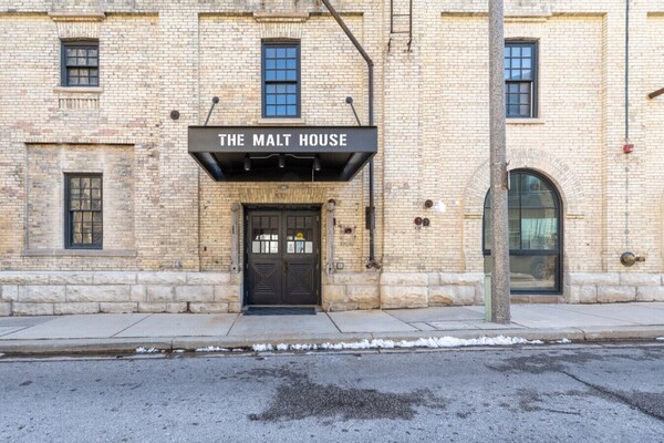 Brewery District 2-story 2br Apt Near Fiserv With Rooftop, Gym, And Parking - Greenfield, WI