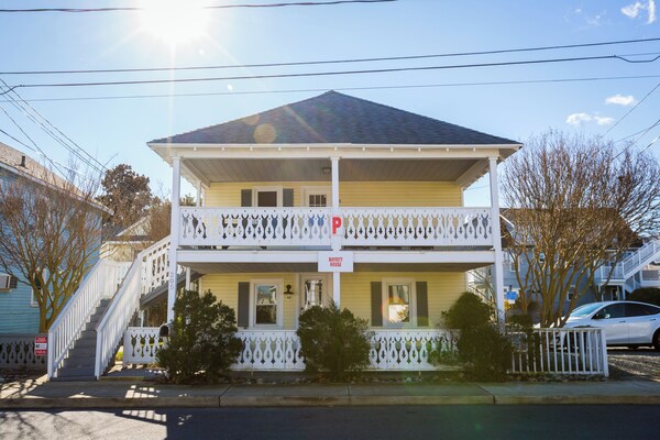 We Provide Linens! 3-bedrooms, Ac, Wifi, Pool In Downtown Ocean City - Ocean City, MD