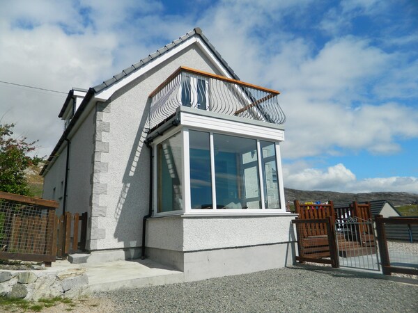 Beautifully Appointed Cottage, Overlooking South Harbour, Scalpay - Harris