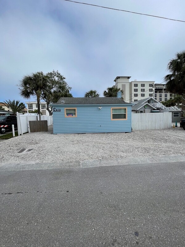 Charming Beach Cottage Just Steps Away From Beautiful Clearwater Beach!! - Clearwater, FL