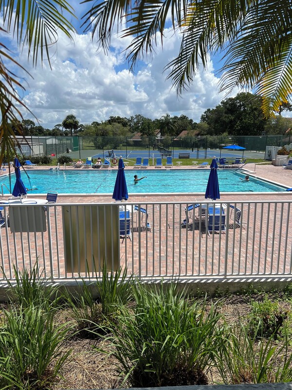 Charming 2-bedroom Bird Bay Condo With Pools, Fitness Room, Tennis In Venice - Venice, FL