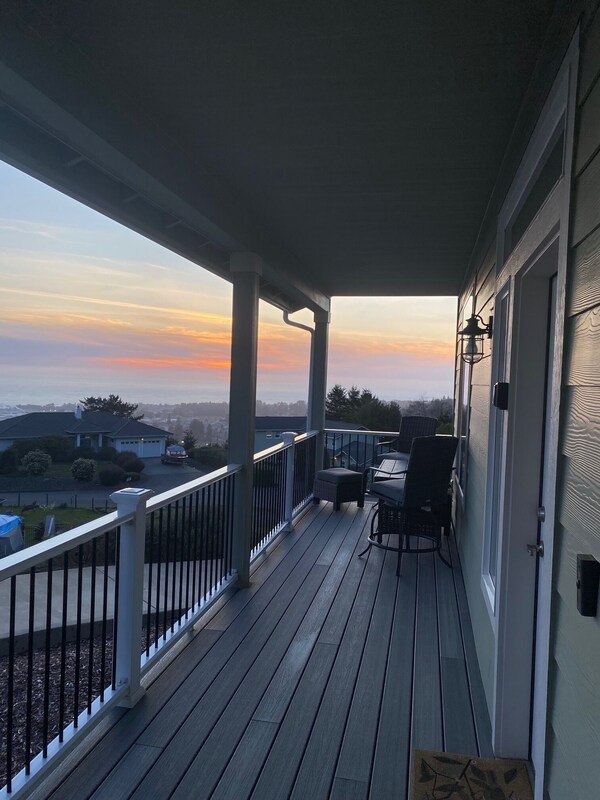 The Birds Nest: 5-yr New, 3 Bedroom 180 Degree Ocean View Home In Brookings, Or - Brookings, OR