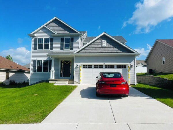 Luxury 5br 3.5b Sleeps 17 W/ Hot Tub, Home Theater Near Skiing, Golf, & Bars - Cedar Lake, WI